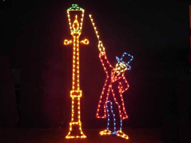 YULETIDE LAMP AND LAMPLIGHTER - Creative Displays