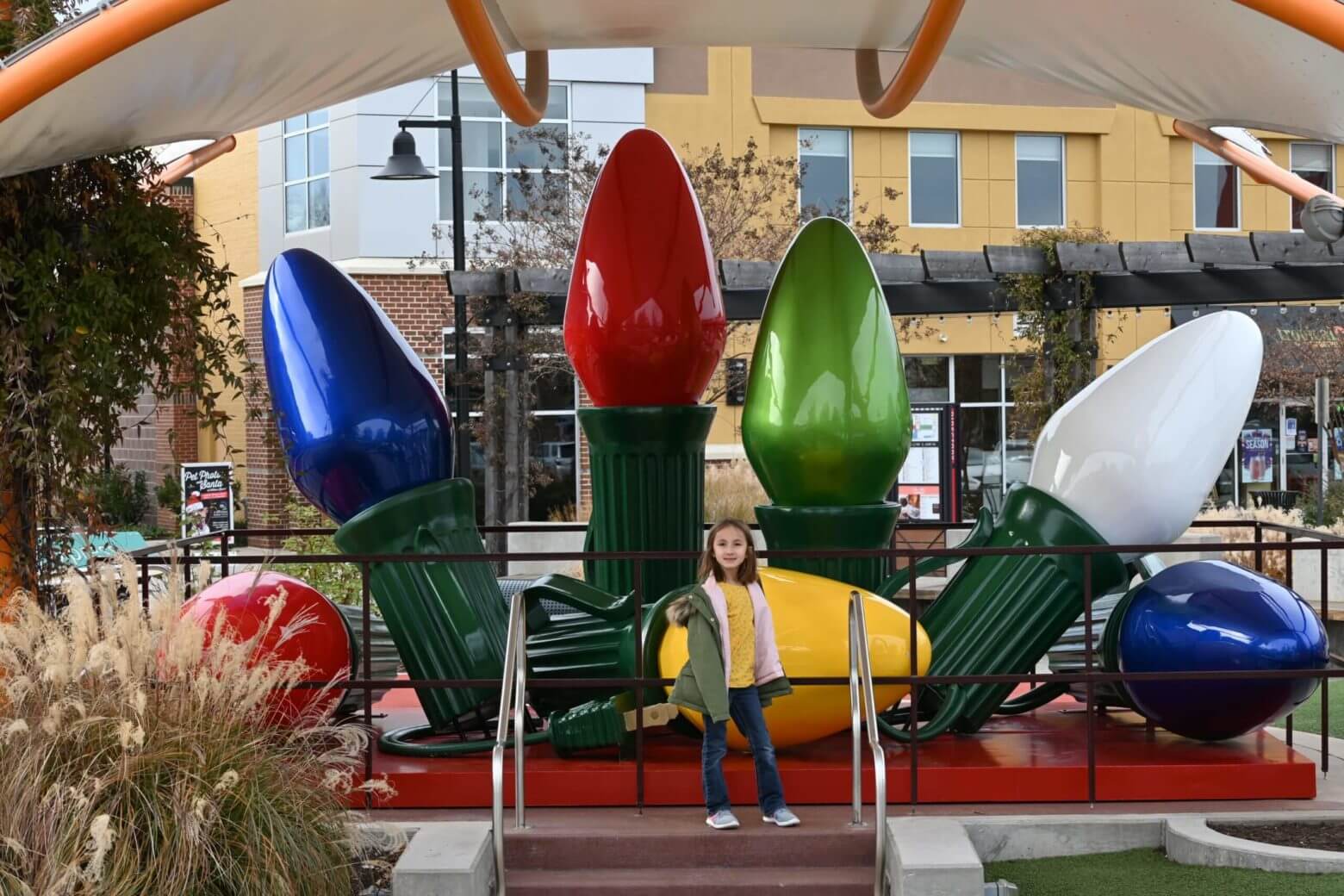 C7 OVERSIZED BULBS - Creative Displays