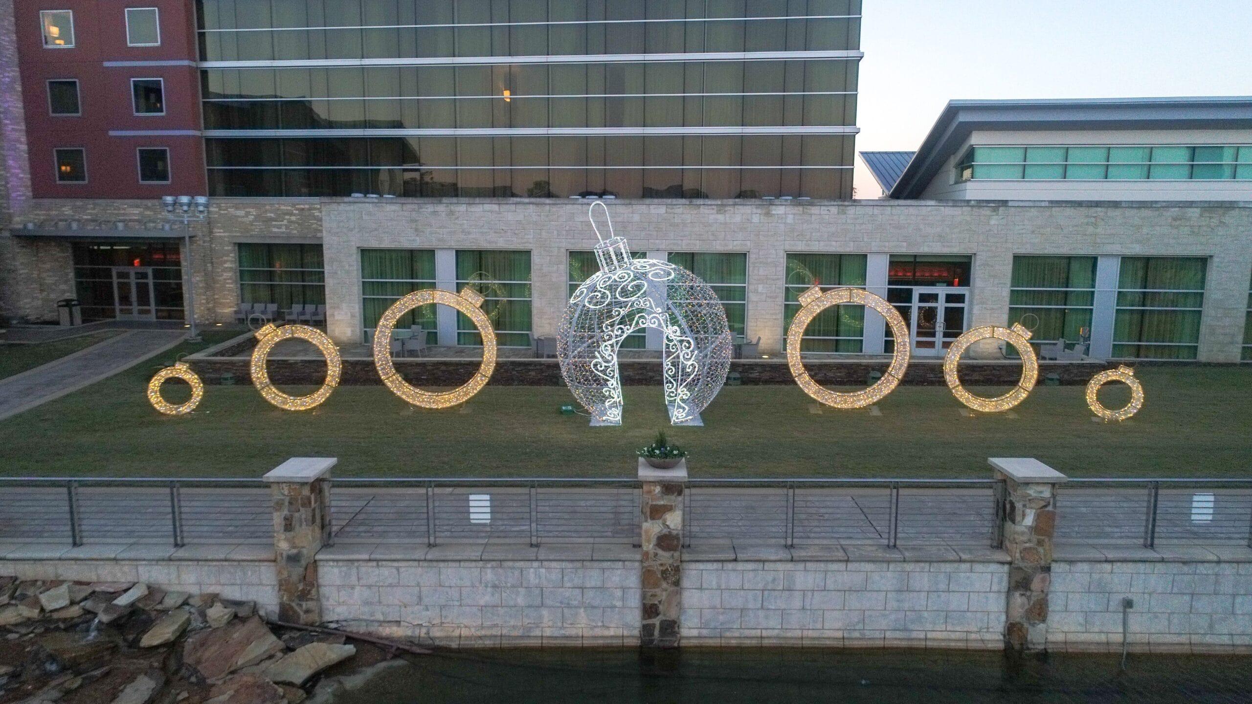 SHIMMERING RINGS - Creative Displays